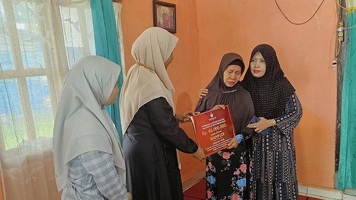 KPU Belitung Serahkan Santunan ke Keluarga Anggota KKPS yang Wafat, Tangis Sang Ibu Tak ...