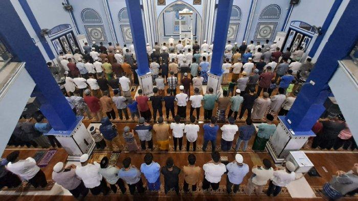 Jemaah Salat Tarawih Penuhi Masjid Al-Ikhwah Kompleks Garuda Lanud H AS ...