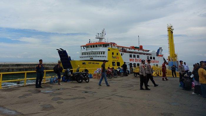 12 Trip Kapal Layani Arus Balik Lebaran 2024 di Pelabuhan Tanjungkalian Mentok Bangka Belitung ...