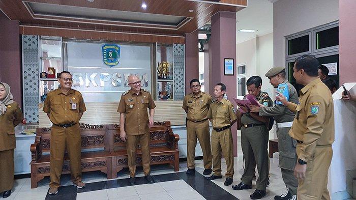 Hari Pertama ASN Masuk Kerja, Pj Bupati Belitung: Liburan Cukup, Pegawai Sudah Masuk Kantor ...