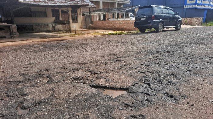 Jalan Provinsi di Kampit Beltim Banyak Lubang hingga Makan Korban ...