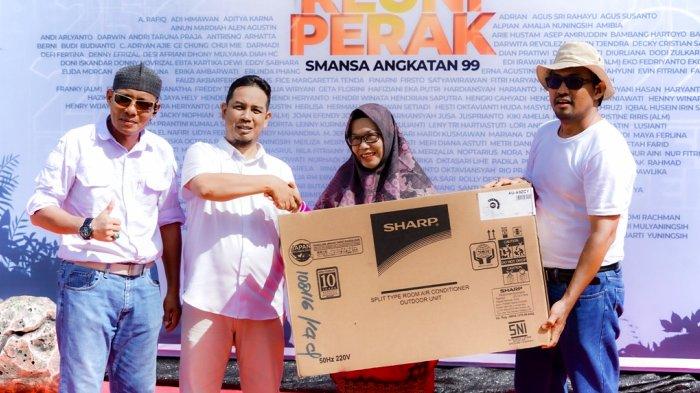 Alumni SMANSA Gelar Reuni 25 Tahun Perak, Nostalgia Diiringi Pemberian ...
