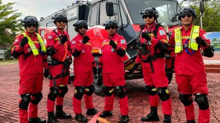 Tim Damkar PT Timah Tbk Ikut Padamkan Kebakaran di Kampung Bintang ...
