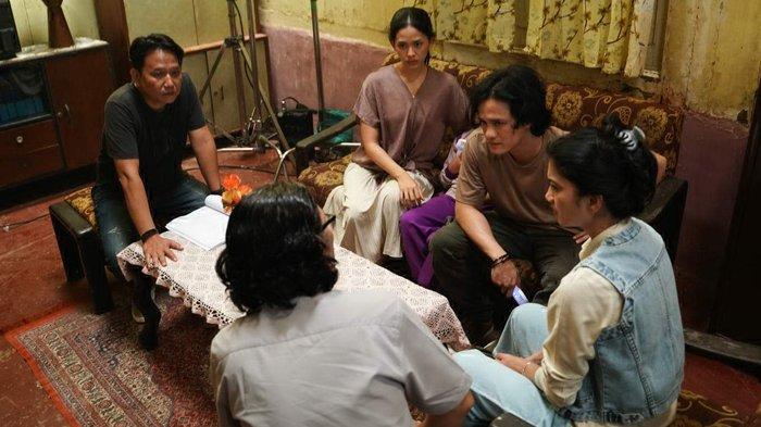 Jay Sukmo Sutradara Film The Bell Terkesan dengan Deretan Warung Kopi ...