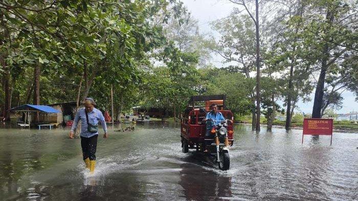 Akibat Banjir Rob dan Gelombang Tinggi di Pantai Tanjungpendam Belitung, Barang Pedagang Hanyut ...