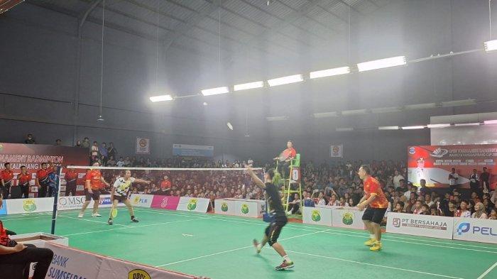 Sosok Agripina dan Neng Mawar Hibur Final Open Tournament Badminton ...