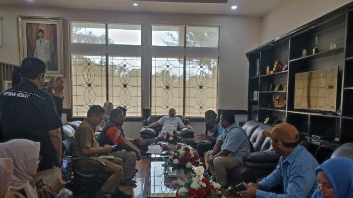 Puluhan Honorer Datangi Didit Srigusjaya di DPRD Babel, Desak Weni ...