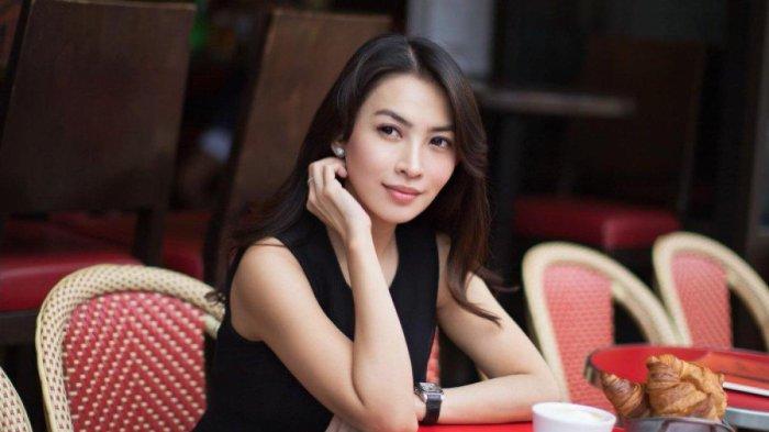 Pose Lina Priscilla, Bos TV Cantik dengan Karier Cemerlang, Adik Ipar ...