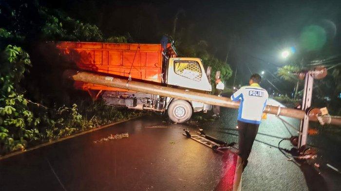 Penyebab Kecelakaan Motor Vs Truk di Desa Cerucuk Belitung, Terseret Hingga Tabrak Tiang Listrik ...