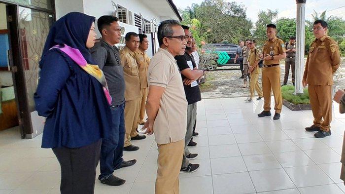 Bupati Belitung Timur Sidak Kantor Camat Gantung, Kaget Cuma Ada 12 Pegawai di Tempat ...