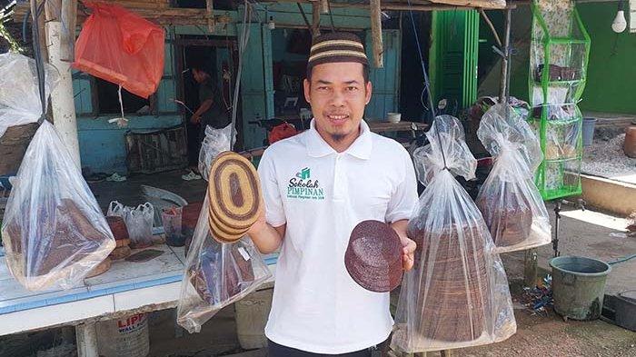Oleh-oleh Kopiah Resam Khas Bangka Belitung dari Desa Dendang, Tahan ...