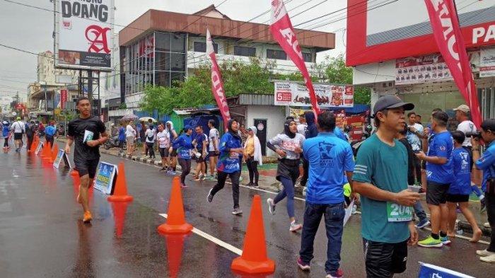 Ribuan Peserta Babel Run 2023 Tetap Semangat Meski Diguyur Hujan - Posbelitung.co
