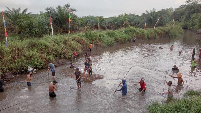 Warga Puding Besar Jaga Tradisi Tirok Ikan - Posbelitung.co