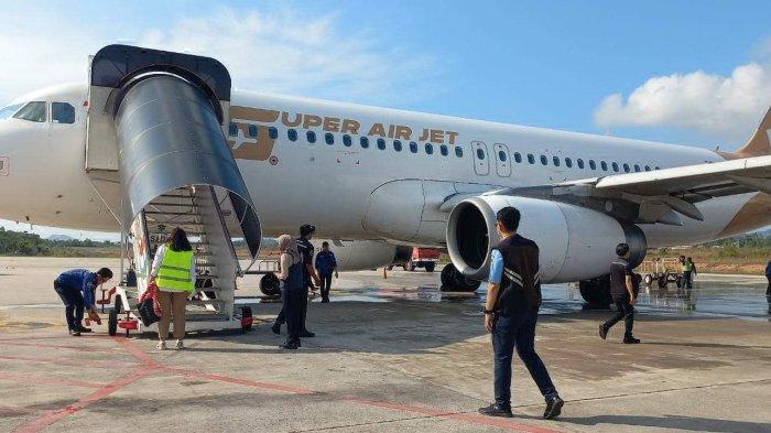 Super Air Jet Terbang Setiap Hari, Perdana Mendarat Bawa 132 Penumpang - Posbelitung.co