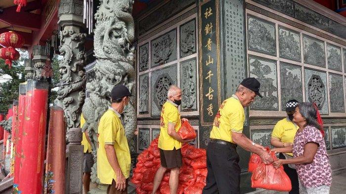 Kelenteng Fuk Tet Che Bagikan 350 Paket Sembako - Posbelitung.co