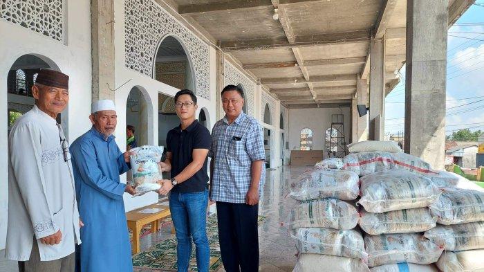 Bolesa Tebar 1,5 Ton Beras ke Masjid Al Khosyiun - Posbelitung.co