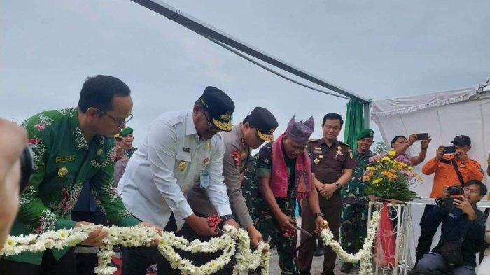 Warga Batu Beriga Senang Dapat Air Bersih, Program TNI AD Manunggal Air ...