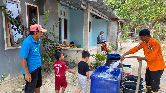 BPBD Distribusi Air Bersih Sesuai Permintaan Warga - Posbelitung.co