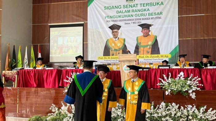 Guru Besar IAIN SAS Bertambah 2 Orang, Rektor Kalungkan Tanda Profesor ...