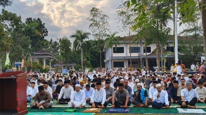 Pj Bupati Belitung Ramah Tamah Usai Salat Iduladha - Posbelitung.co Pj Bupati Belitung Ramah Tamah Usai Salat Iduladha - Posbelitung.co