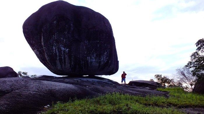 Wow Batu Granit di Bukit Banitan Ini Terlihat Unik, Seperti Ada Lem di ...
