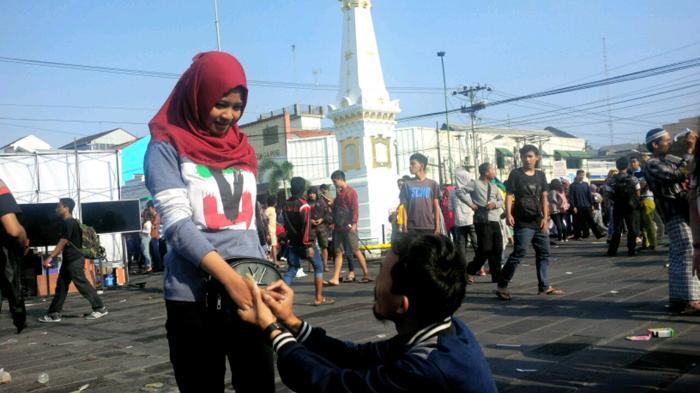 Wanita Ini Dapat Cincin Begitu Kekasih Bersimpuh Saat Gerhana ...