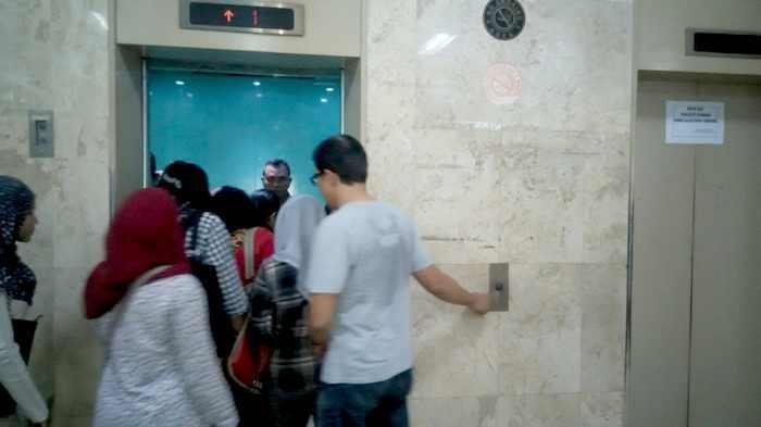 Benarkah Tombol Tutup Pintu di Lift Berfungsi Menutup Pintu Lift Lebih ...