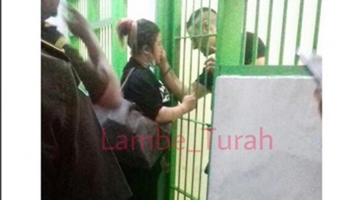 Dhawiya dan Pacar Tunjukan Kemesraan dari Balik Jeruji, Begini Kisah ...