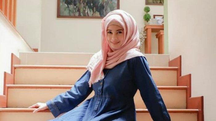 Cantiknya Jihan Fahira Berbalut Busana Hijab Syar'i - Posbelitung.co
