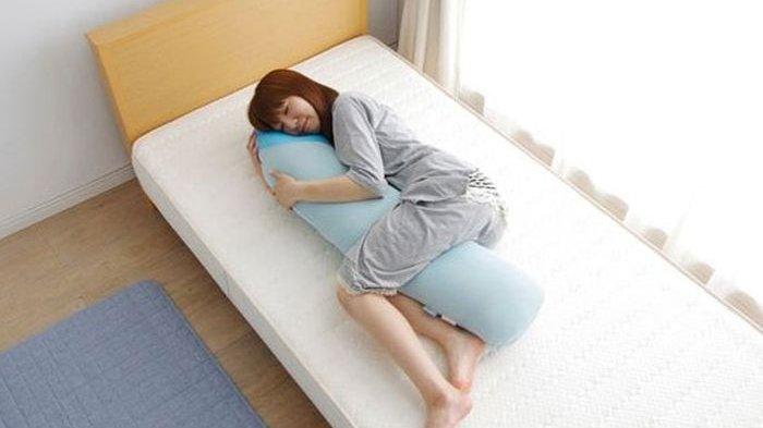 Hobi Peluk Guling Saat Tidur Rupanya Bermanfaat, Mendengkur dan Sakit ...