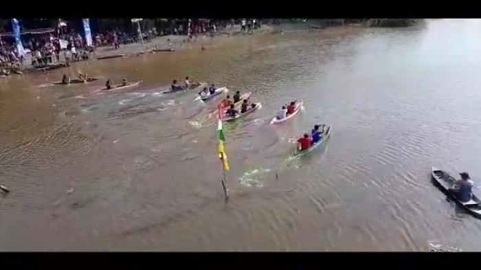 VIDEO: Semarak Lomba Perahu Lesung di Sungai Lenggang Desa Lintang ...