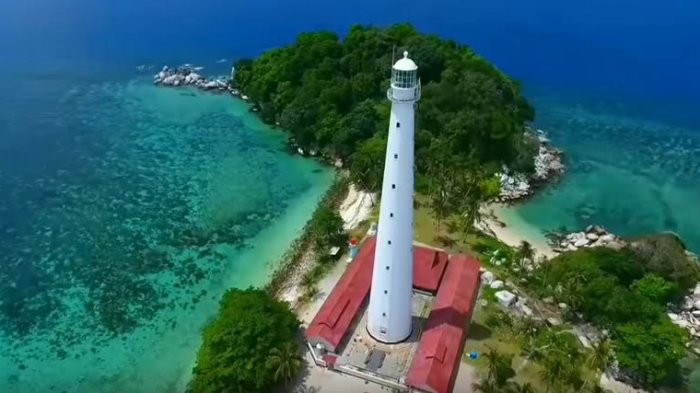 Wisata Belitung : Sejarah Mercusuar Pulau Lengkuas, Pengawas Lalu ...