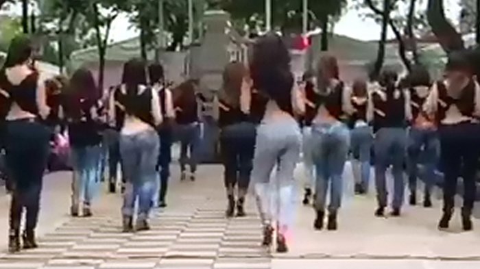 Bikin Pria Panas Dingin! Sekelompok Wanita Seksi Menari Poco-poco di ...