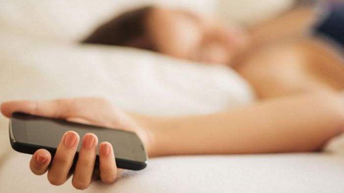 Waspada Bahaya Main HP Sebelum Tidur yang Tak Diketahui Banyak Orang, Bisa Picu Kanker ...