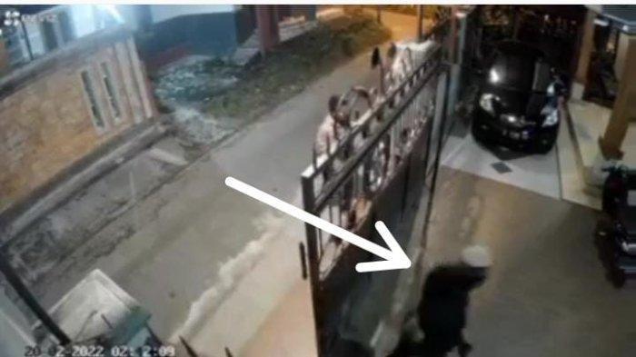 Viral Terekam CCTV, Pencuri Nekad Curi 2 Motor di Rumah Polisi - Tribunbengkulu.com