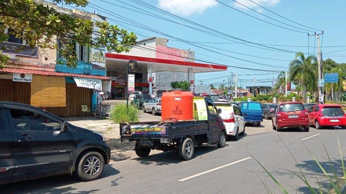 BREAKING NEWS: Antrean Kendaraan Mengular di SPBU Bengkulu, Warga ...