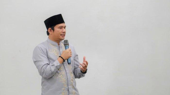 Profil, Biodata & Kekayaan Arie Septia Adinata Ungguli Kotak Kosong di ...