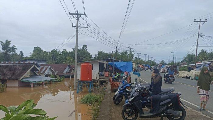 Ratusan Rumah Terendam Banjir di Bengkulu Tengah, Puluhan Warga Masih Mengungsi - Tribunbengkulu.com