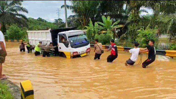 Puluhan Kendaraan Mogok Saat Nekat Terobos Banjir di Jalan Lintas Bengkulu - Kepahiang ...