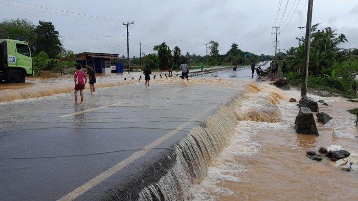 Jalan Air Sebakul Kota Bengkulu Terendam Banjir, Pengendara Sempat ...