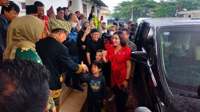 Sambut Ashanty dan Anang Hermansyah, Bupati Kepahiang Kenakan Baju Adat ...