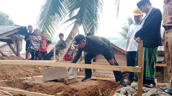 Sanitasi Berbasis Masyarakat Dibangun di Seluma, Erwin: Peletakan ...
