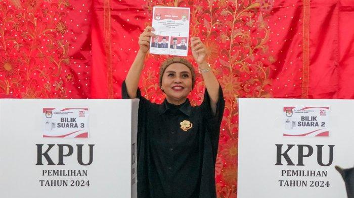 FOTO: Calon Wakil Gubernur Bengkulu Meriani Coblos di TPS 002 Padang ...