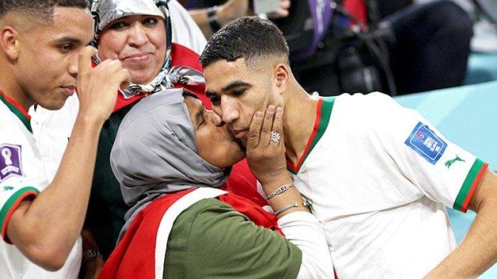 Achraf Hakimi Bersujud di Kaki Ibunya, Bersumpah Tidak Melakukan ...