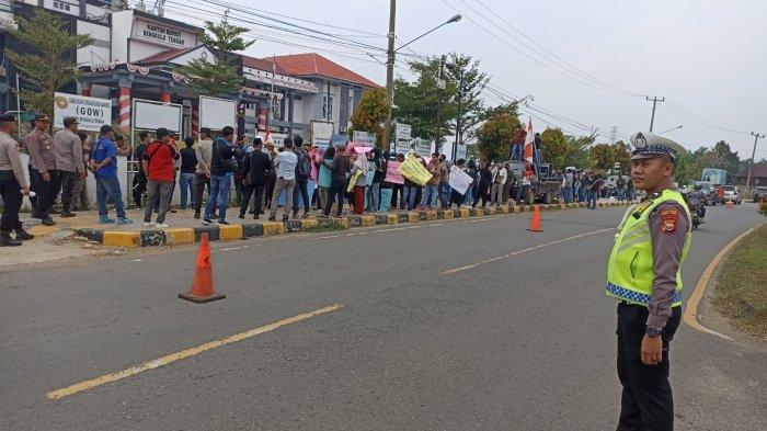 Ratusan Massa Gerakan Lima Kamis Demo Kantor Bupati Bengkulu Tengah ...