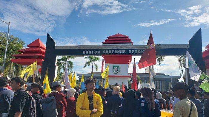 100 Hari Kerja, Gubernur Bengkulu Helmi Hasan Didemo Puluhan Mahasiswa - Tribunbengkulu.com