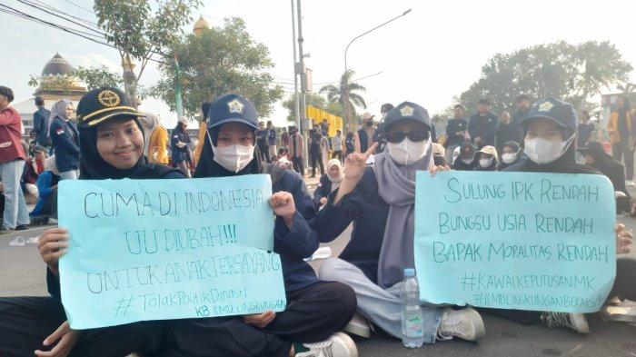 Sederet Poster Suara Mahasiswa saat Aksi Demo Kawal Putusan MK Hari Ketiga di Bengkulu ...