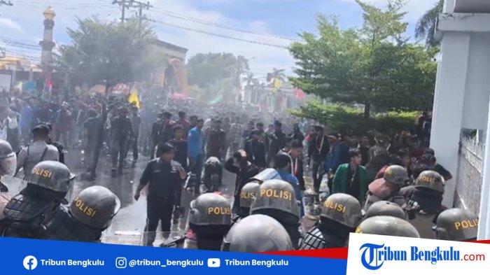 Aksi Demo Indonesia Gelap di Bengkulu Ricuh, Polisi Tembakan Water Canon Bubarkan Massa ...