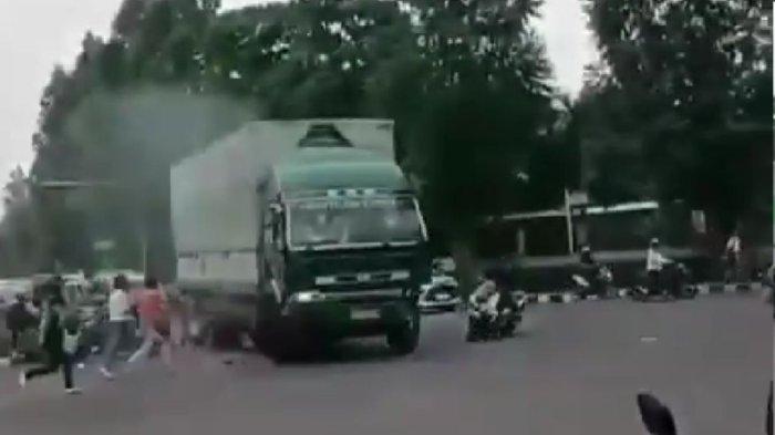 Detik-Detik Kecelakaan Beruntun di Tangerang, Truk Kontainer Lawan Arus & Hantam Sejumlah ...