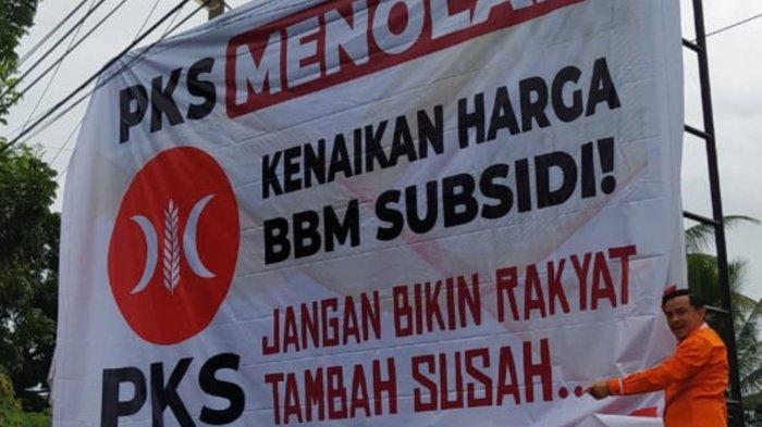 PKS Bengkulu Bentangkan Spanduk Tolak Kenaikan Harga BBM 'Jangan Bikin Rakyat Tambah Susah ...